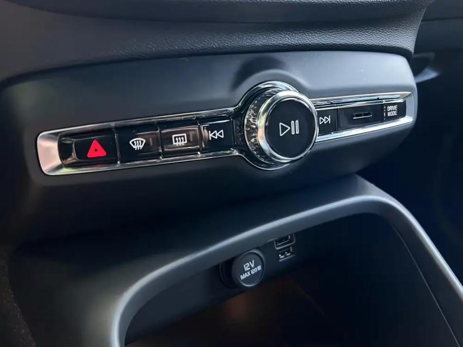 Melns Volvo XC40 2020 Rīga, ar dzinēja tilpumu 2.00 L un nobraukumu 203 tūkst. km par 21550 €, foto 21 vietnē AUTOMOTO.COM.LV