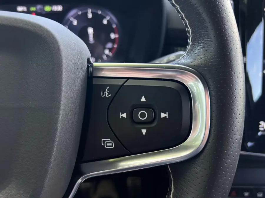 Melns Volvo XC40 2020 Rīga, ar dzinēja tilpumu 2.00 L un nobraukumu 203 tūkst. km par 21550 €, foto 25 vietnē AUTOMOTO.COM.LV