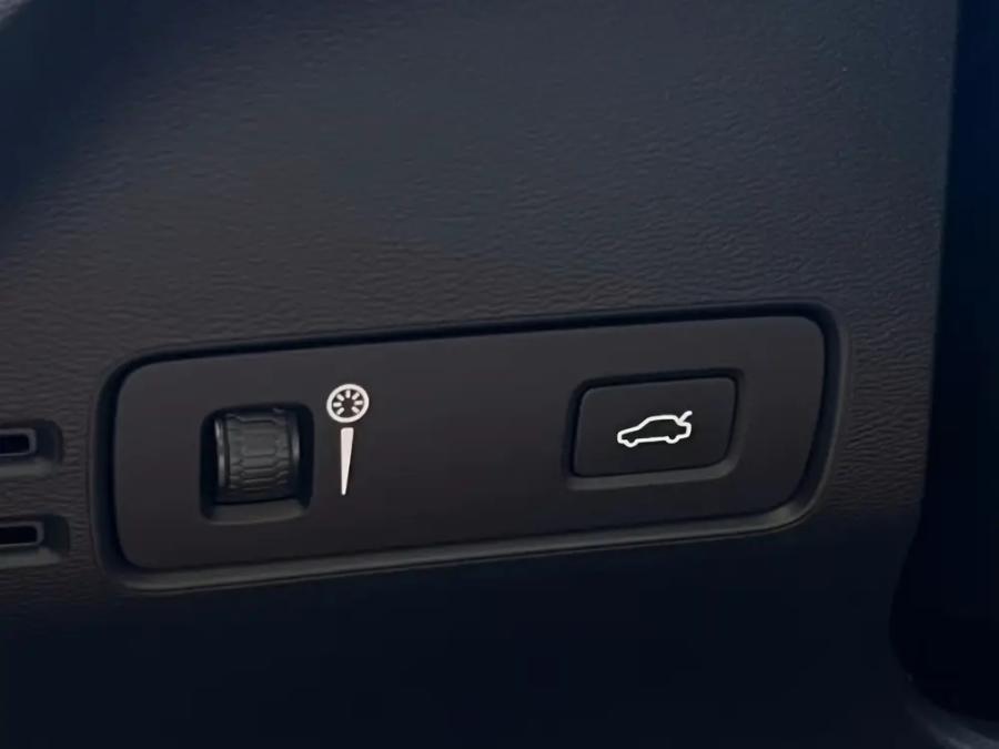 Melns Volvo XC40 2020 Rīga, ar dzinēja tilpumu 2.00 L un nobraukumu 203 tūkst. km par 21550 €, foto 28 vietnē AUTOMOTO.COM.LV