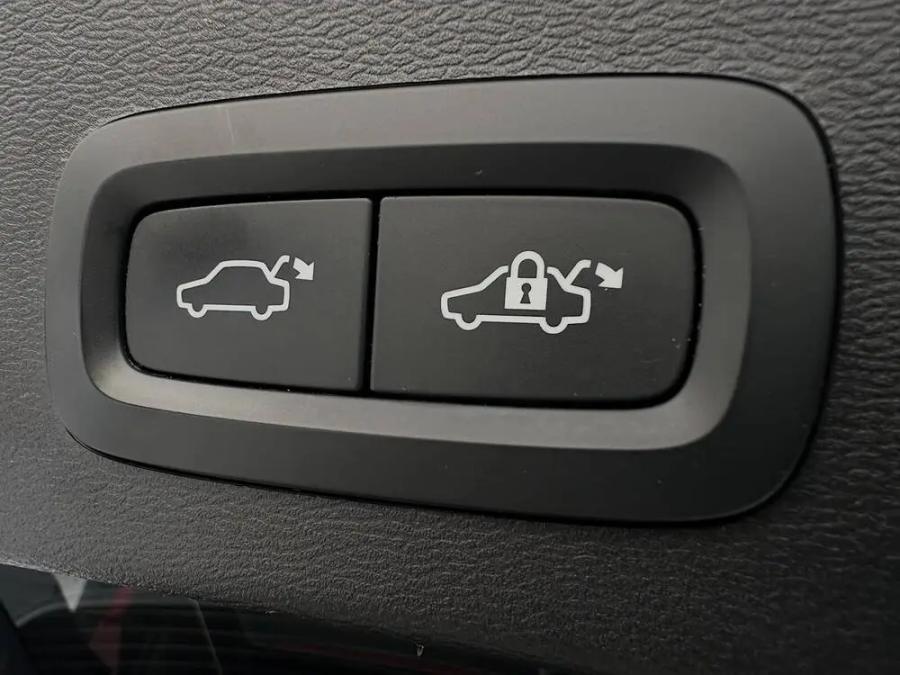 Melns Volvo XC40 2020 Jelgava, ar dzinēja tilpumu 0.00 L un nobraukumu 160 tūkst. km par 18900 €, foto 12 vietnē AUTOMOTO.COM.LV