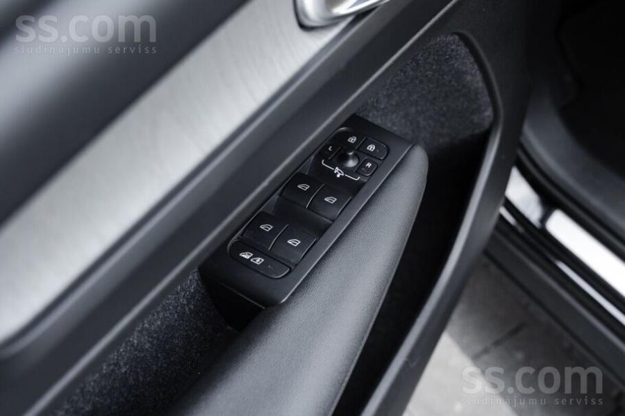 Melns Volvo XC40 2020 Rīga, ar dzinēja tilpumu 2.00 L un nobraukumu 135 tūkst. km par 24100 €, foto 8 vietnē AUTOMOTO.COM.LV