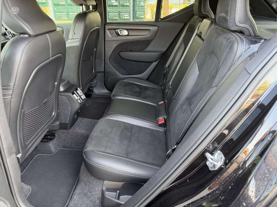 Black Volvo XC40 2020 in Taurage, with an engine capacity of 2.00 L and mileage of 240 thousand km for 16900 €, photo 10 on AUTOMOTO.COM.LV