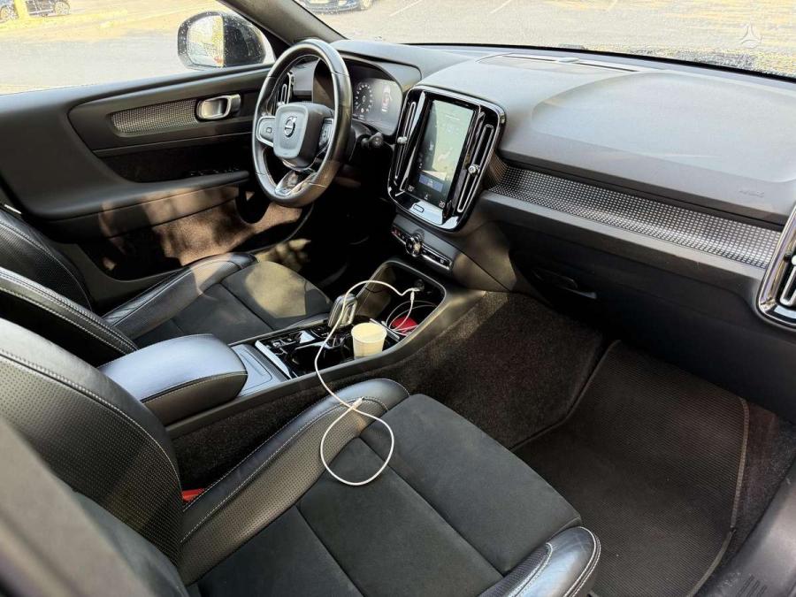 Black Volvo XC40 2020 in Taurage, with an engine capacity of 2.00 L and mileage of 240 thousand km for 16900 €, photo 13 on AUTOMOTO.COM.LV