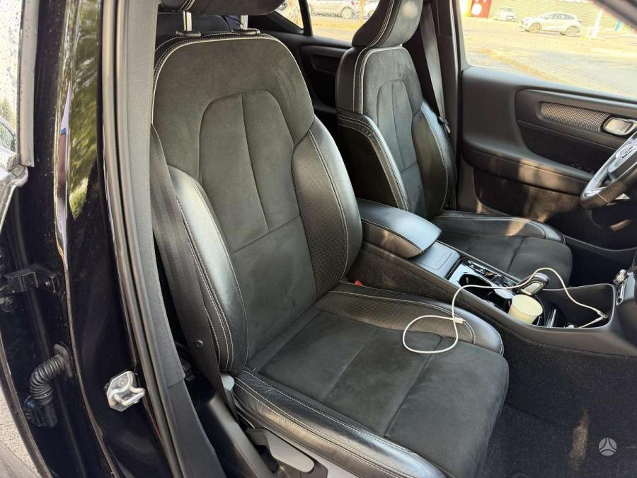 Black Volvo XC40 2020 in Taurage, with an engine capacity of 2.00 L and mileage of 240 thousand km for 16900 €, photo 14 on AUTOMOTO.COM.LV