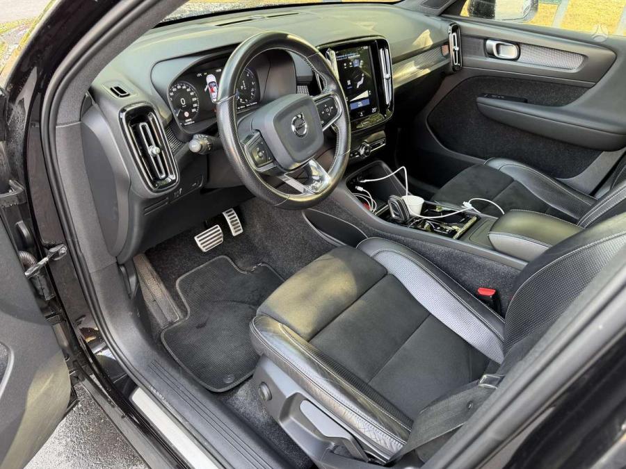 Black Volvo XC40 2020 in Taurage, with an engine capacity of 2.00 L and mileage of 240 thousand km for 16900 €, photo 15 on AUTOMOTO.COM.LV