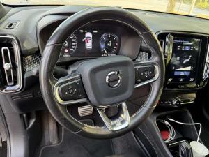 Black Volvo XC40 2020 in Taurage, with an engine capacity of 2.00 L and mileage of 240 thousand km for 16900 €, photo 17 on AUTOMOTO.COM.LV