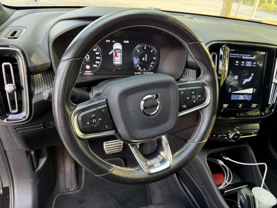 Black Volvo XC40 2020 in Taurage, with an engine capacity of 2.00 L and mileage of 240 thousand km for 16900 €, photo 17 on AUTOMOTO.COM.LV