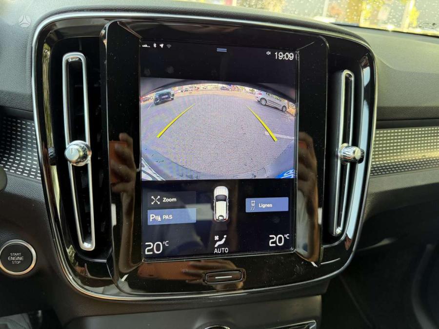 Black Volvo XC40 2020 in Taurage, with an engine capacity of 2.00 L and mileage of 240 thousand km for 16900 €, photo 19 on AUTOMOTO.COM.LV