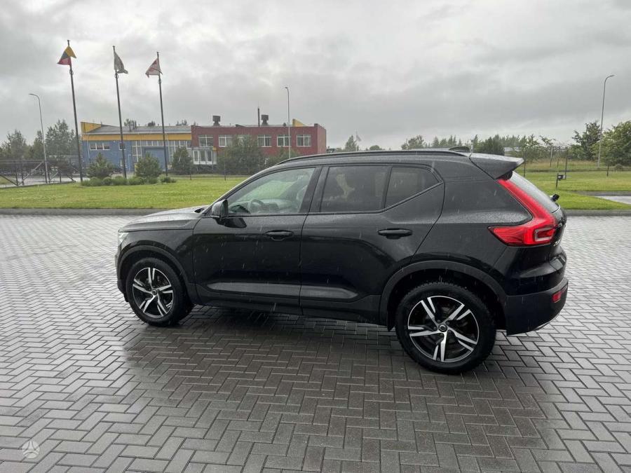 Black Volvo XC40 2020 in Telschi, with an engine capacity of 1.97 L and mileage of 172 thousand km for 18200 €, photo 4 on AUTOMOTO.COM.LV