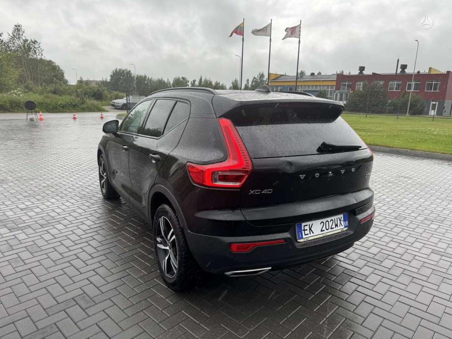 Black Volvo XC40 2020 in Telschi, with an engine capacity of 1.97 L and mileage of 172 thousand km for 18200 €, photo 5 on AUTOMOTO.COM.LV