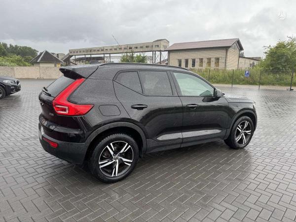 Black Volvo XC40 2020 in Telschi, with an engine capacity of 1.97 L and mileage of 172 thousand km for 18200 €, photo 7 on AUTOMOTO.COM.LV
