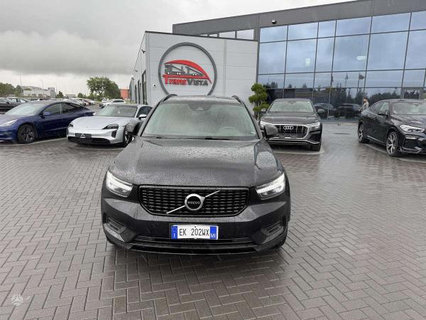 Black Volvo XC40 2020 in Telschi, with an engine capacity of 1.97 L and mileage of 172 thousand km for 18200 €, photo 10 on AUTOMOTO.COM.LV