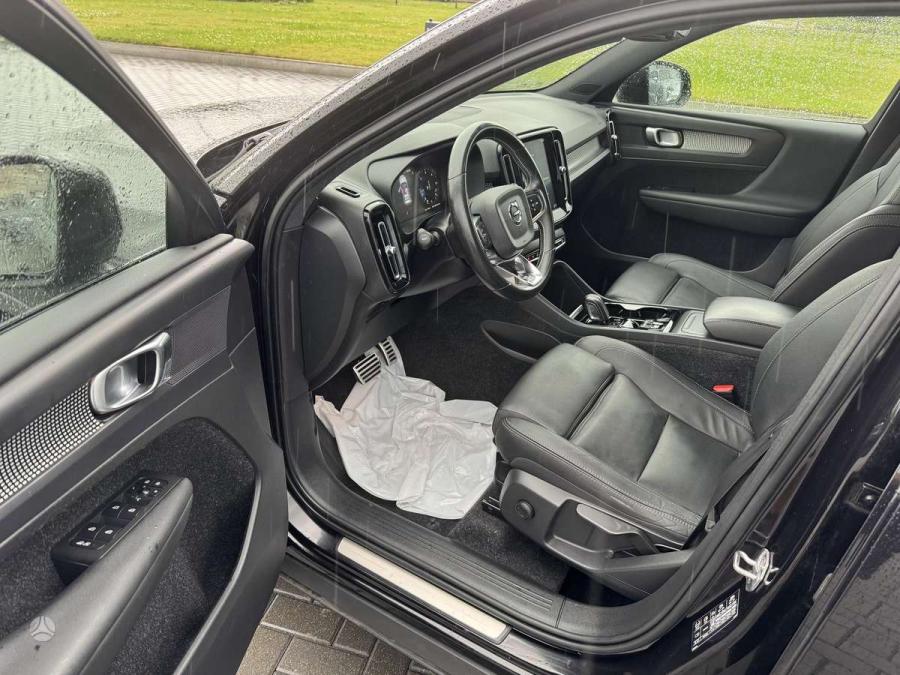 Black Volvo XC40 2020 in Telschi, with an engine capacity of 1.97 L and mileage of 172 thousand km for 18200 €, photo 13 on AUTOMOTO.COM.LV