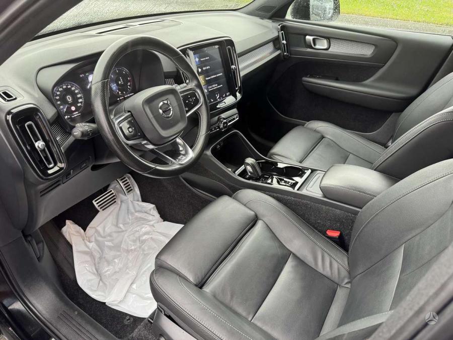 Black Volvo XC40 2020 in Telschi, with an engine capacity of 1.97 L and mileage of 172 thousand km for 18200 €, photo 15 on AUTOMOTO.COM.LV