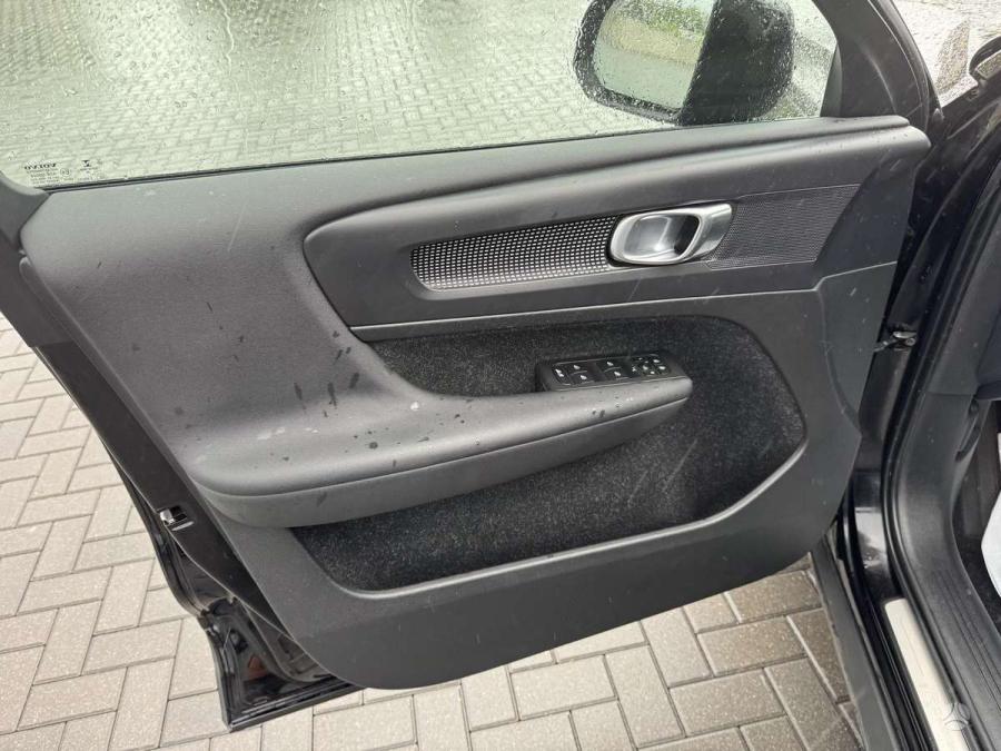 Black Volvo XC40 2020 in Telschi, with an engine capacity of 1.97 L and mileage of 172 thousand km for 18200 €, photo 16 on AUTOMOTO.COM.LV