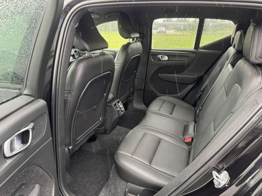 Black Volvo XC40 2020 in Telschi, with an engine capacity of 1.97 L and mileage of 172 thousand km for 18200 €, photo 17 on AUTOMOTO.COM.LV