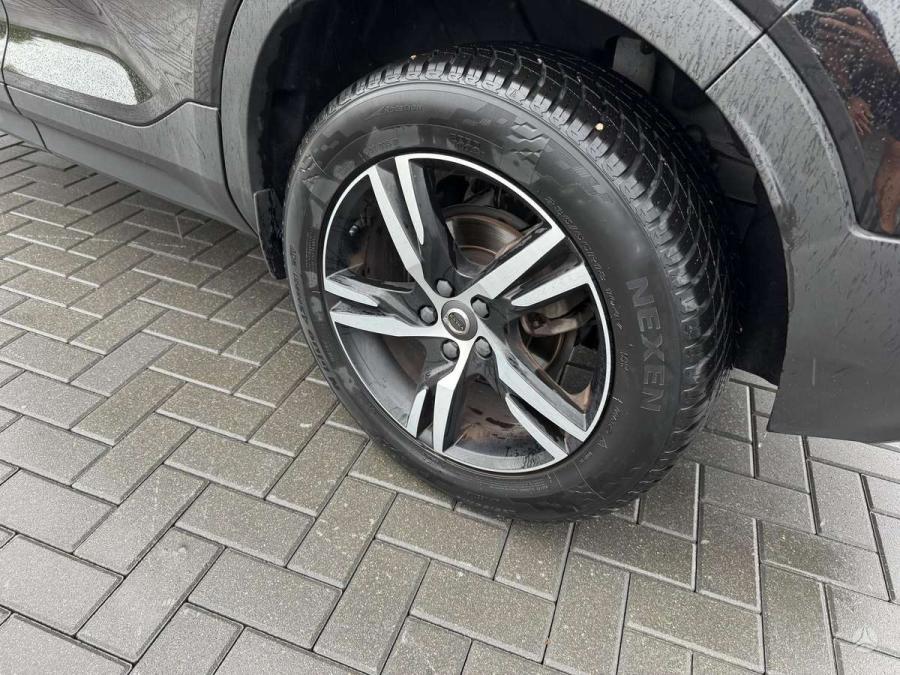 Black Volvo XC40 2020 in Telschi, with an engine capacity of 1.97 L and mileage of 172 thousand km for 18200 €, photo 18 on AUTOMOTO.COM.LV