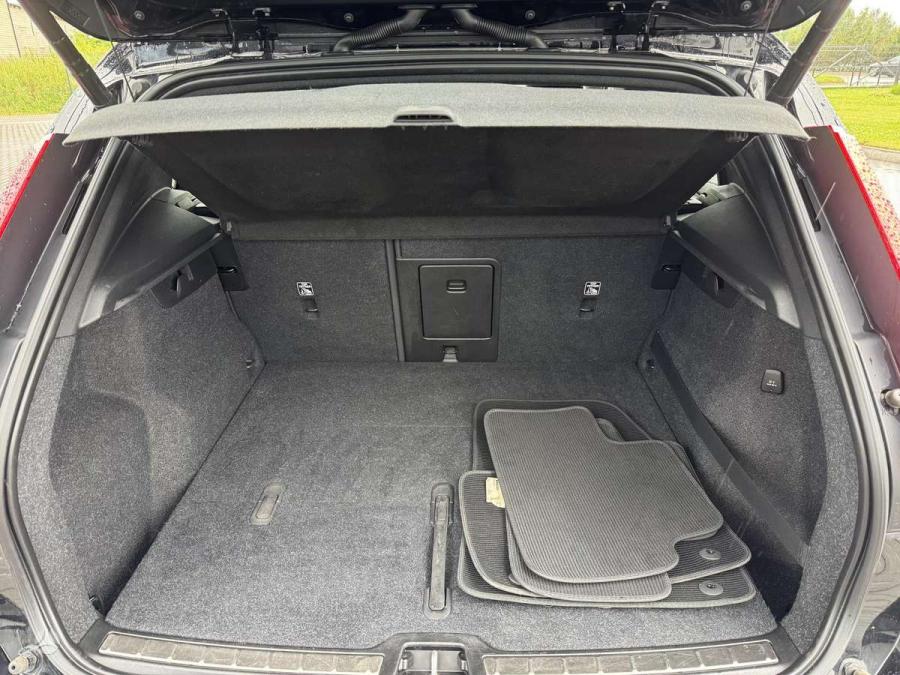 Black Volvo XC40 2020 in Telschi, with an engine capacity of 1.97 L and mileage of 172 thousand km for 18200 €, photo 20 on AUTOMOTO.COM.LV