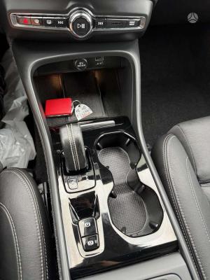 Black Volvo XC40 2020 in Telschi, with an engine capacity of 1.97 L and mileage of 172 thousand km for 18200 €, photo 27 on AUTOMOTO.COM.LV
