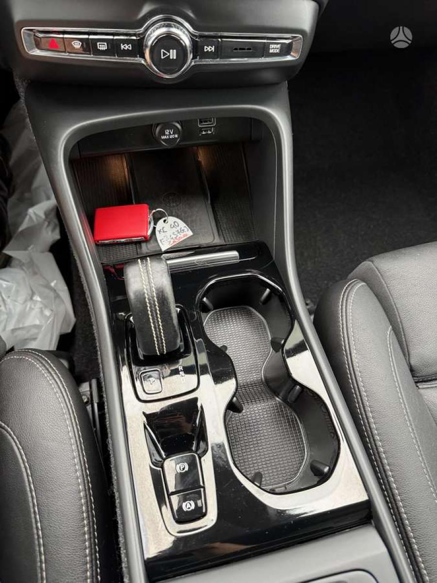 Black Volvo XC40 2020 in Telschi, with an engine capacity of 1.97 L and mileage of 172 thousand km for 18200 €, photo 27 on AUTOMOTO.COM.LV