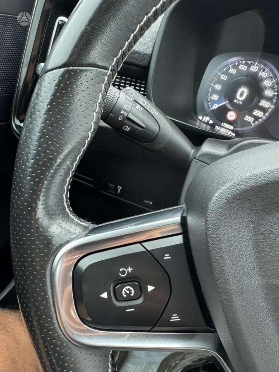 Black Volvo XC40 2020 in Telschi, with an engine capacity of 1.97 L and mileage of 172 thousand km for 18200 €, photo 36 on AUTOMOTO.COM.LV