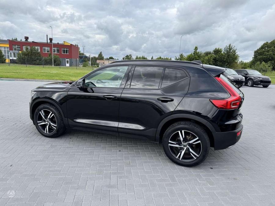 Black Volvo XC40 2020 in Telschi, with an engine capacity of 1.97 L and mileage of 172 thousand km for 18200 €, photo 4 on AUTOMOTO.COM.LV