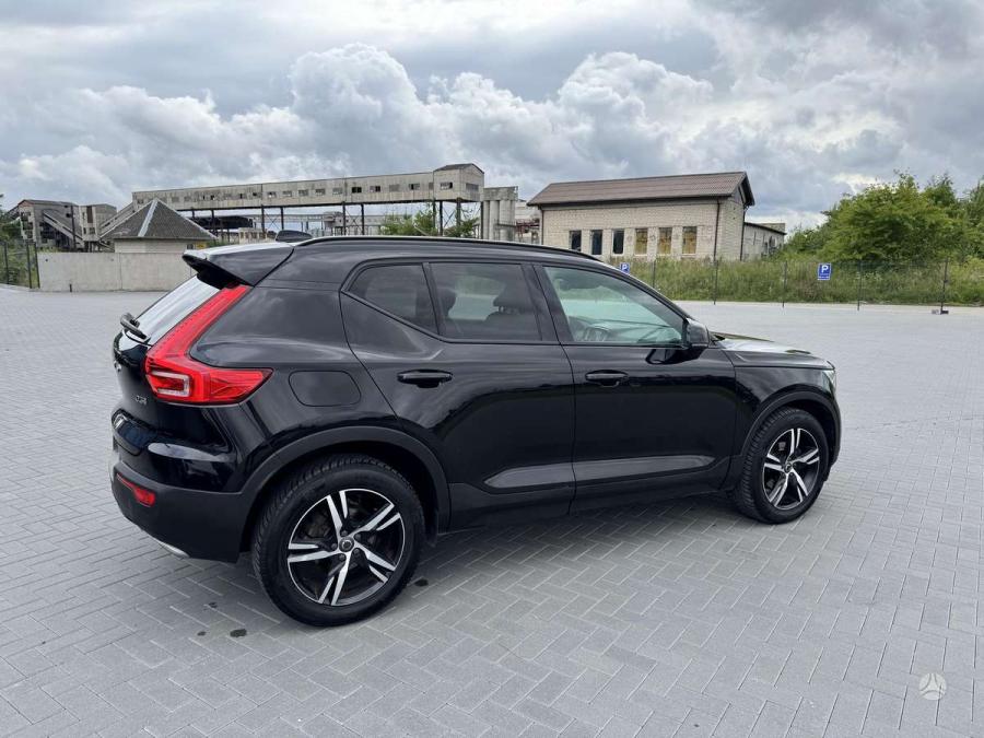 Black Volvo XC40 2020 in Telschi, with an engine capacity of 1.97 L and mileage of 172 thousand km for 18200 €, photo 8 on AUTOMOTO.COM.LV