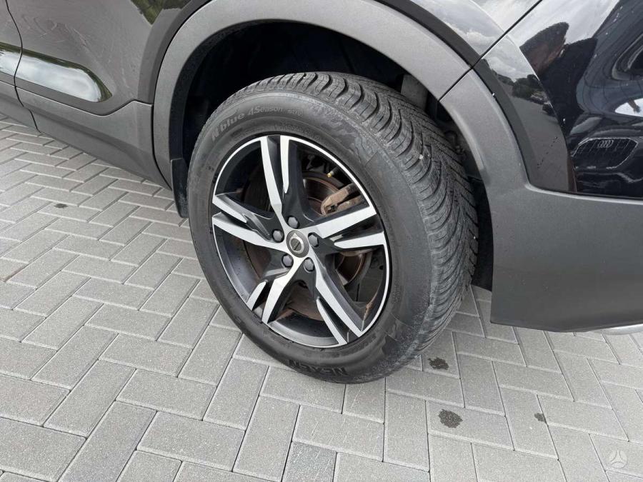 Black Volvo XC40 2020 in Telschi, with an engine capacity of 1.97 L and mileage of 172 thousand km for 18200 €, photo 14 on AUTOMOTO.COM.LV