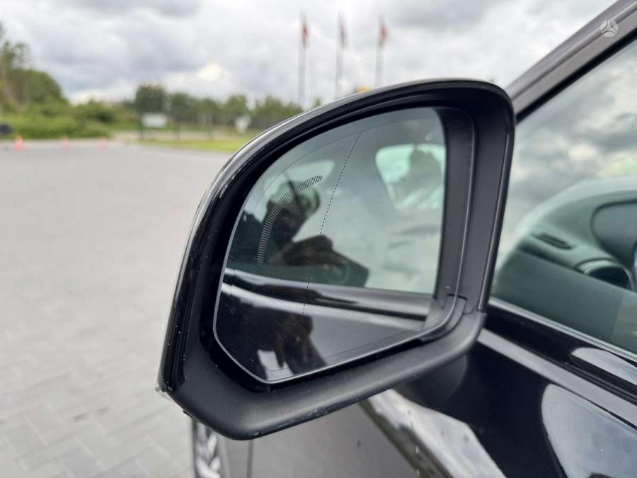 Black Volvo XC40 2020 in Telschi, with an engine capacity of 1.97 L and mileage of 172 thousand km for 18200 €, photo 17 on AUTOMOTO.COM.LV
