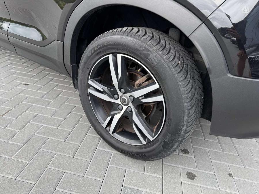 Black Volvo XC40 2020 in Telschi, with an engine capacity of 1.97 L and mileage of 172 thousand km for 18200 €, photo 18 on AUTOMOTO.COM.LV
