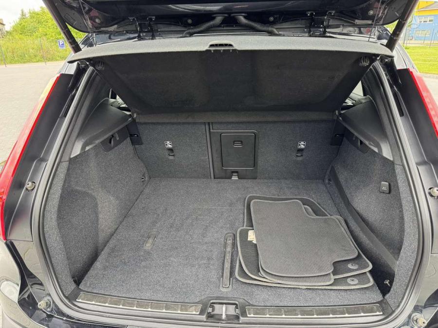 Black Volvo XC40 2020 in Telschi, with an engine capacity of 1.97 L and mileage of 172 thousand km for 18200 €, photo 24 on AUTOMOTO.COM.LV