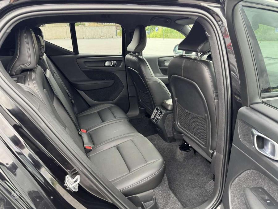 Black Volvo XC40 2020 in Telschi, with an engine capacity of 1.97 L and mileage of 172 thousand km for 18200 €, photo 26 on AUTOMOTO.COM.LV