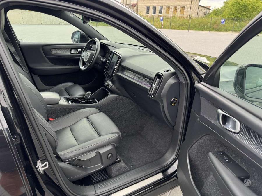 Black Volvo XC40 2020 in Telschi, with an engine capacity of 1.97 L and mileage of 172 thousand km for 18200 €, photo 27 on AUTOMOTO.COM.LV