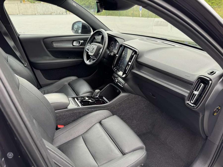 Black Volvo XC40 2020 in Telschi, with an engine capacity of 1.97 L and mileage of 172 thousand km for 18200 €, photo 28 on AUTOMOTO.COM.LV