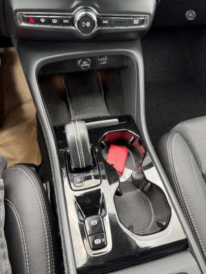 Black Volvo XC40 2020 in Telschi, with an engine capacity of 1.97 L and mileage of 172 thousand km for 18200 €, photo 29 on AUTOMOTO.COM.LV