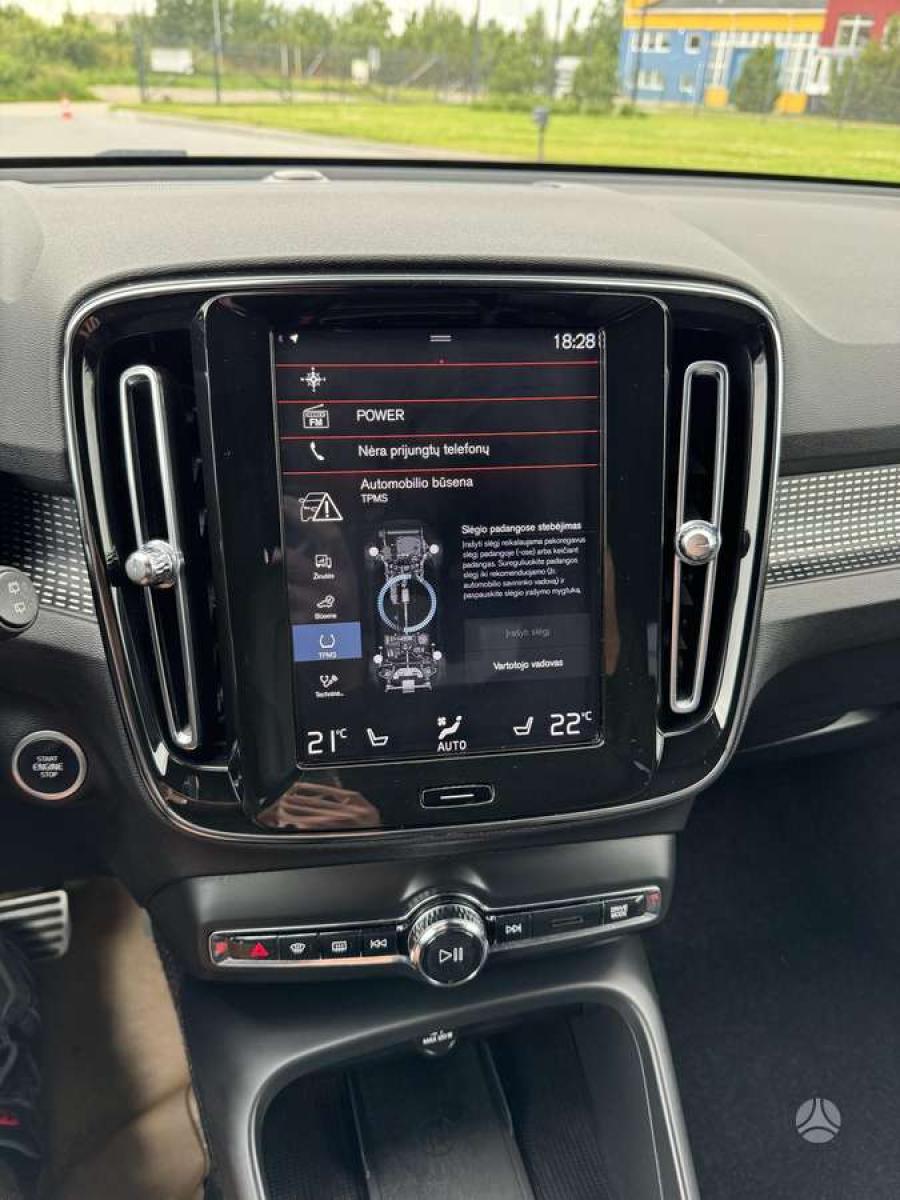 Black Volvo XC40 2020 in Telschi, with an engine capacity of 1.97 L and mileage of 172 thousand km for 18200 €, photo 32 on AUTOMOTO.COM.LV