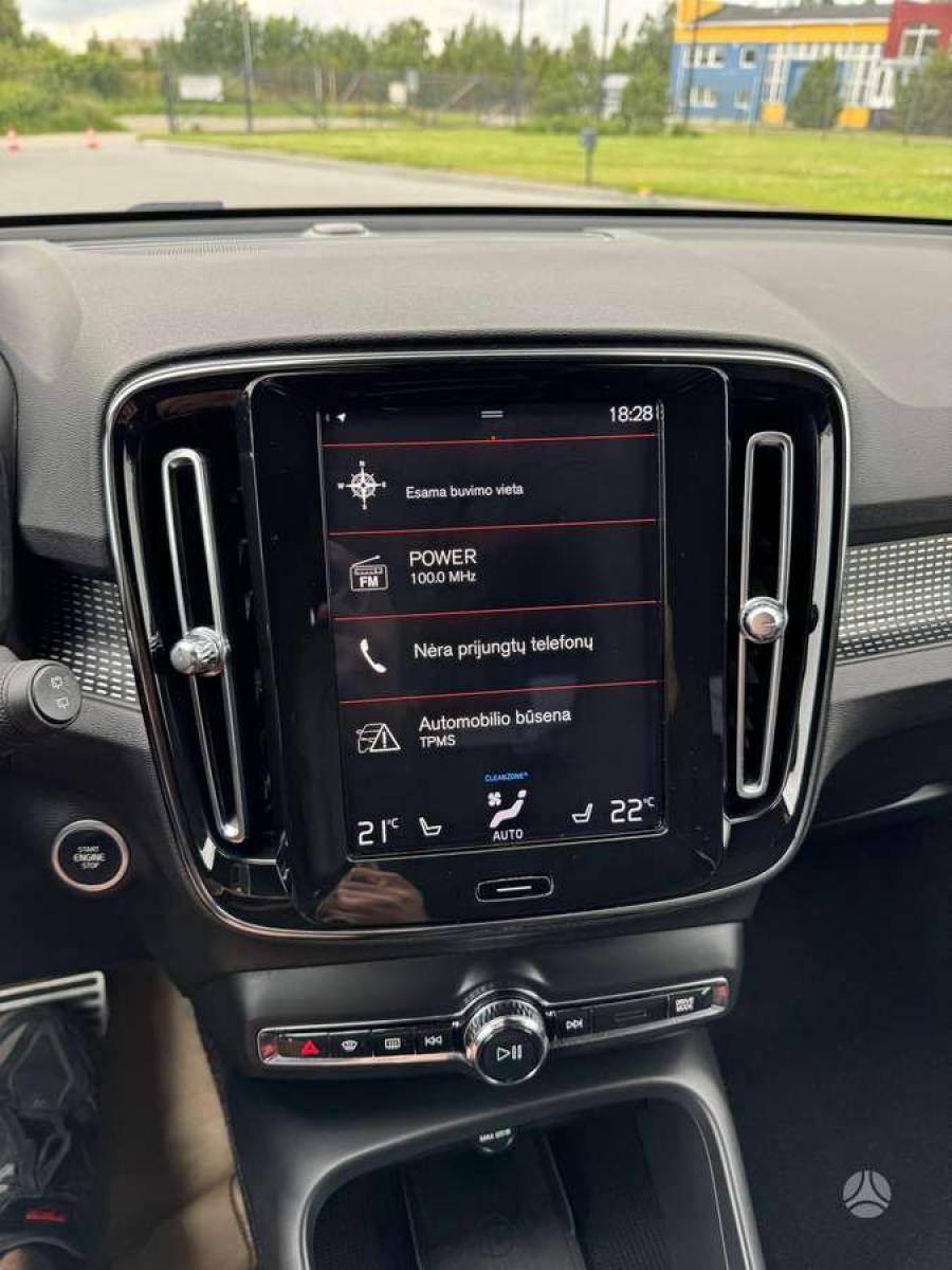 Black Volvo XC40 2020 in Telschi, with an engine capacity of 1.97 L and mileage of 172 thousand km for 18200 €, photo 33 on AUTOMOTO.COM.LV