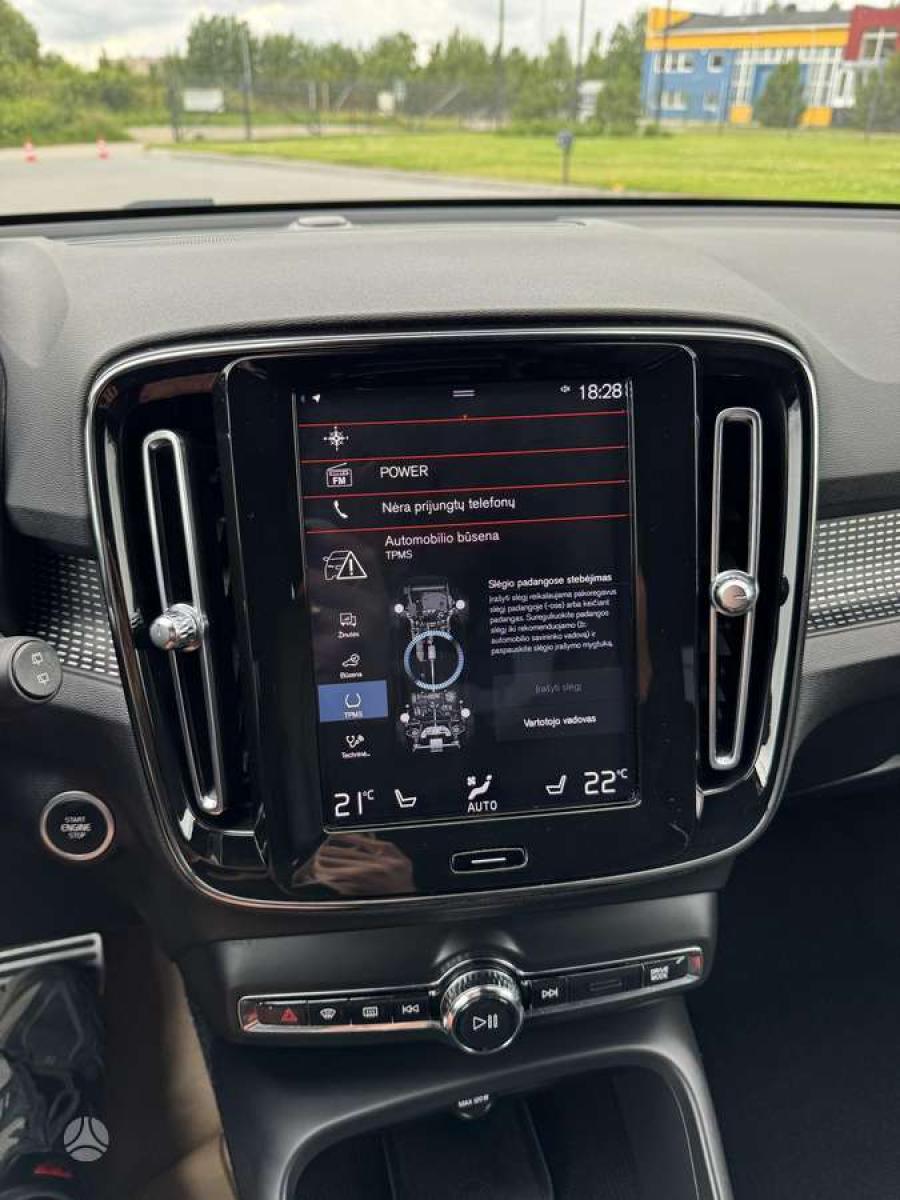 Black Volvo XC40 2020 in Telschi, with an engine capacity of 1.97 L and mileage of 172 thousand km for 18200 €, photo 39 on AUTOMOTO.COM.LV
