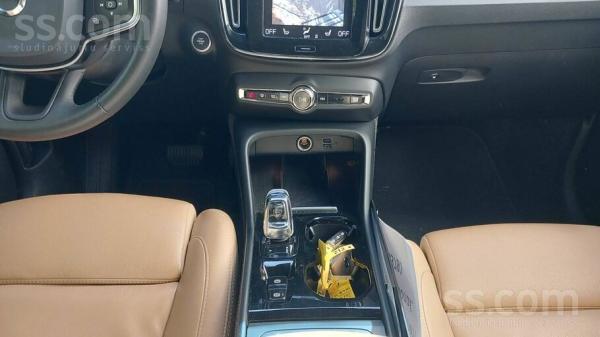 Black Volvo XC40 2020 in Riga, with an engine capacity of 2.00 L and mileage of 267 thousand km for 22000 €, photo 7 on AUTOMOTO.COM.LV