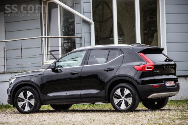 Black Volvo XC40 2020 in Tukums, with an engine capacity of 1.50 L and mileage of 196 thousand km for 18900 €, photo 3 on AUTOMOTO.COM.LV