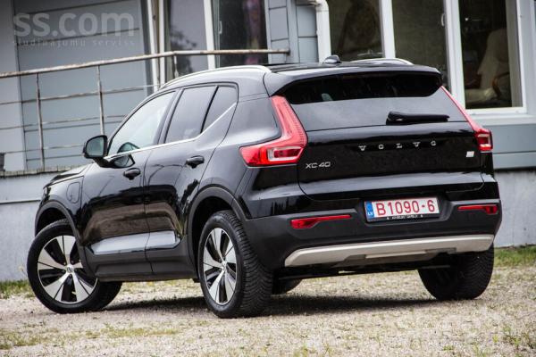 Black Volvo XC40 2020 in Tukums, with an engine capacity of 1.50 L and mileage of 196 thousand km for 18900 €, photo 4 on AUTOMOTO.COM.LV