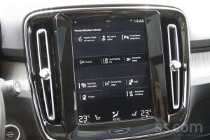 Melns Volvo XC40 2020 Tukums, ar dzinēja tilpumu 1.50 L un nobraukumu 196 tūkst. km par 18900 €, foto 28 vietnē AUTOMOTO.COM.LV