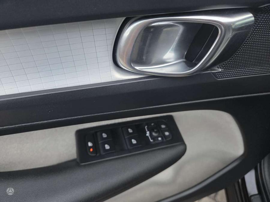Black Volvo XC40 2020 in Kaunas, with an engine capacity of 1.48 L and mileage of 107 thousand km for 18400 €, photo 14 on AUTOMOTO.COM.LV