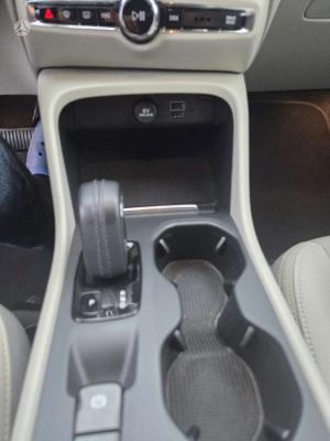 Black Volvo XC40 2020 in Kaunas, with an engine capacity of 1.48 L and mileage of 107 thousand km for 18400 €, photo 19 on AUTOMOTO.COM.LV