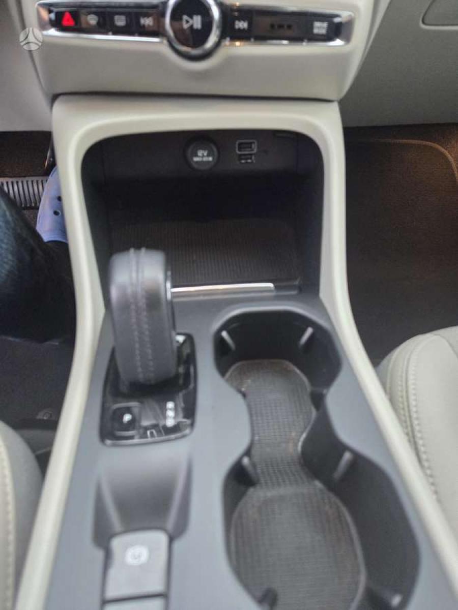 Black Volvo XC40 2020 in Kaunas, with an engine capacity of 1.48 L and mileage of 107 thousand km for 18400 €, photo 19 on AUTOMOTO.COM.LV