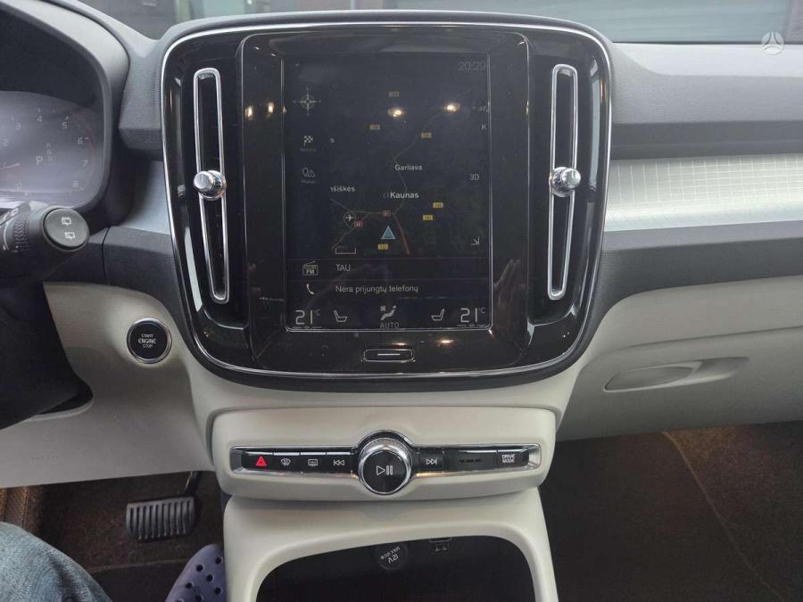 Black Volvo XC40 2020 in Kaunas, with an engine capacity of 1.48 L and mileage of 107 thousand km for 18400 €, photo 20 on AUTOMOTO.COM.LV