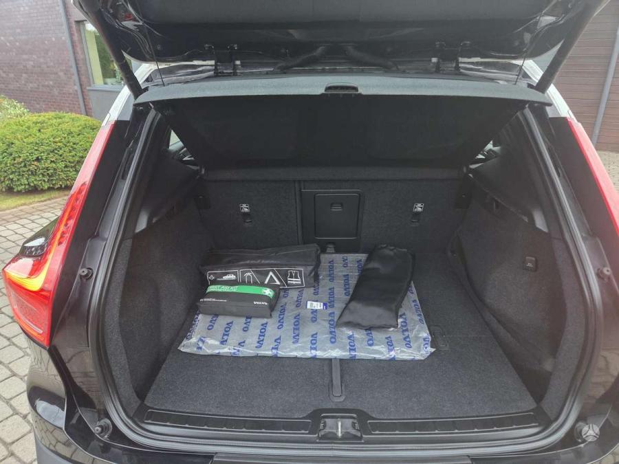 Black Volvo XC40 2020 in Kaunas, with an engine capacity of 1.48 L and mileage of 107 thousand km for 18400 €, photo 26 on AUTOMOTO.COM.LV