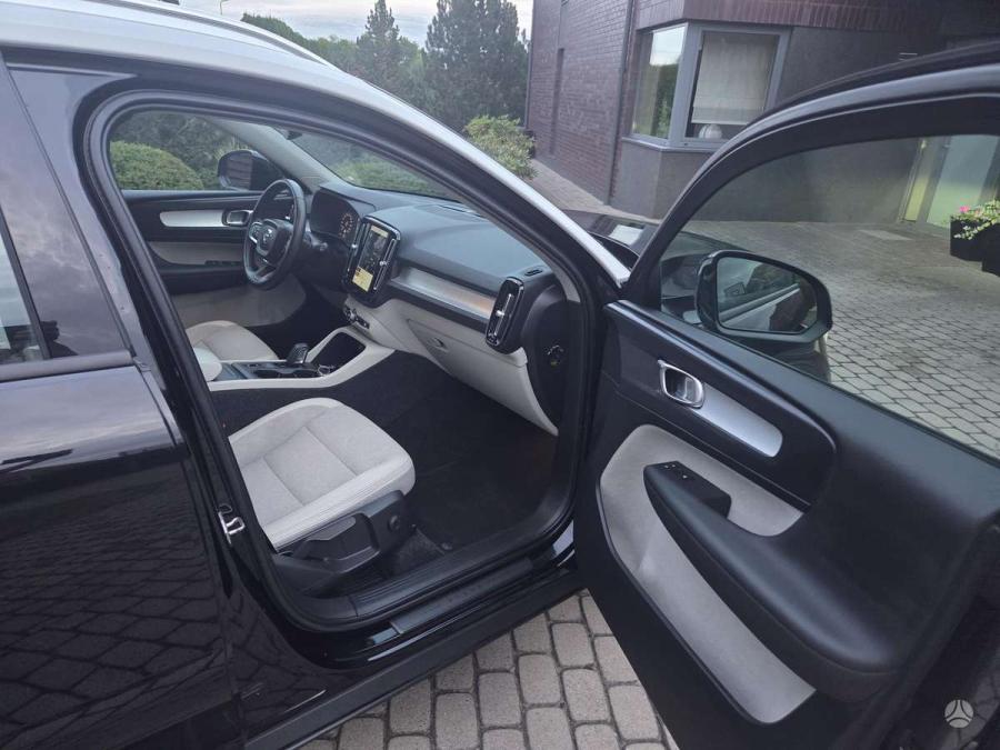 Black Volvo XC40 2020 in Kaunas, with an engine capacity of 1.48 L and mileage of 107 thousand km for 18400 €, photo 28 on AUTOMOTO.COM.LV