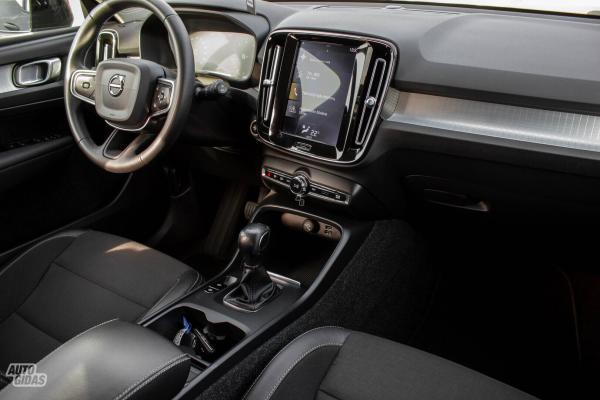 Melns Volvo XC40 2020 Kauņa, ar dzinēja tilpumu 1.50 L un nobraukumu 85 tūkst. km par 16300 €, foto 10 vietnē AUTOMOTO.COM.LV
