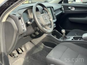 Black Volvo XC40 2020 in Riga, with an engine capacity of 2.00 L and mileage of 198 thousand km for 15990 €, photo 5 on AUTOMOTO.COM.LV